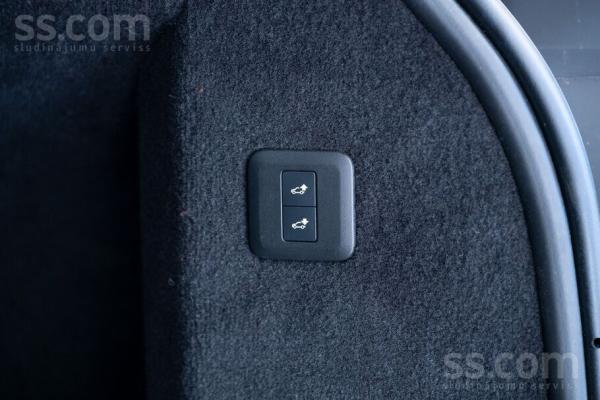 Grey Land Rover Range Rover Sport 2018 in Riga, with an engine capacity of 3.00 L and mileage of 53 thousand km for 27990 €, photo 8 on AUTOMOTO.COM.LV