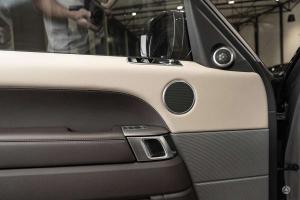 Grey Land Rover Range Rover Sport 2018 in Riga, with an engine capacity of 2.99 L and mileage of 47 thousand km for 34900 €, photo 16 on AUTOMOTO.COM.LV