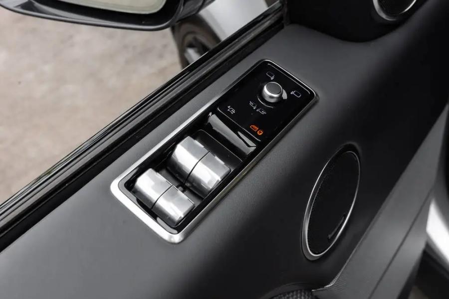 Grey Land Rover Range Rover Sport 2019 in Jelgava, with an engine capacity of 3.00 L and mileage of 321 thousand km for 21500 €, photo 11 on AUTOMOTO.COM.LV