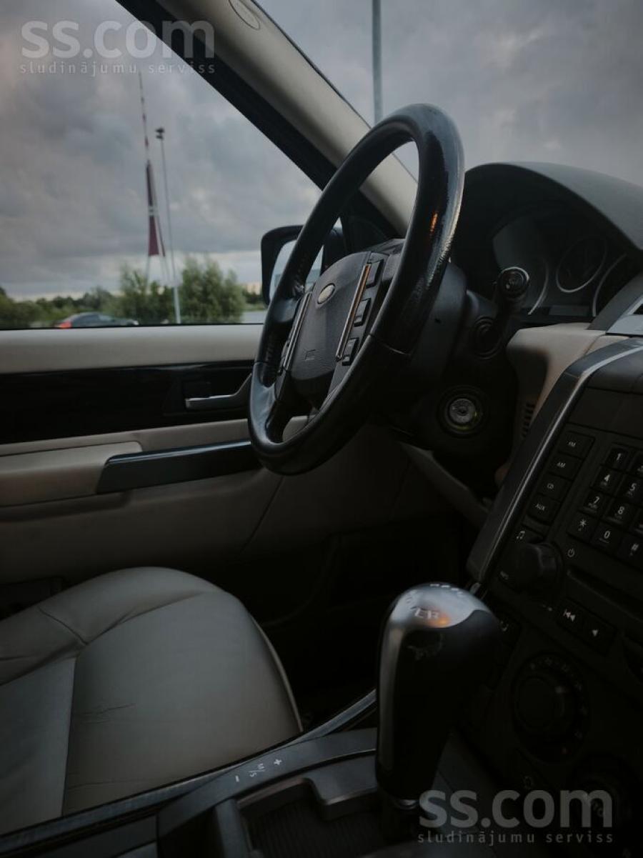 White Land Rover Range Rover Sport 2006 in Riga, with an engine capacity of 2.70 L and mileage of 279 thousand km for 6299 €, photo 6 on AUTOMOTO.COM.LV