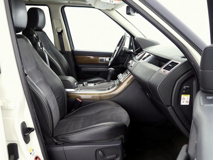 White Land Rover Range Rover Sport 2009 in Tallinn, with an engine capacity of 3.00 L and mileage of 317 thousand km for 4499 €, photo 7 on AUTOMOTO.COM.LV