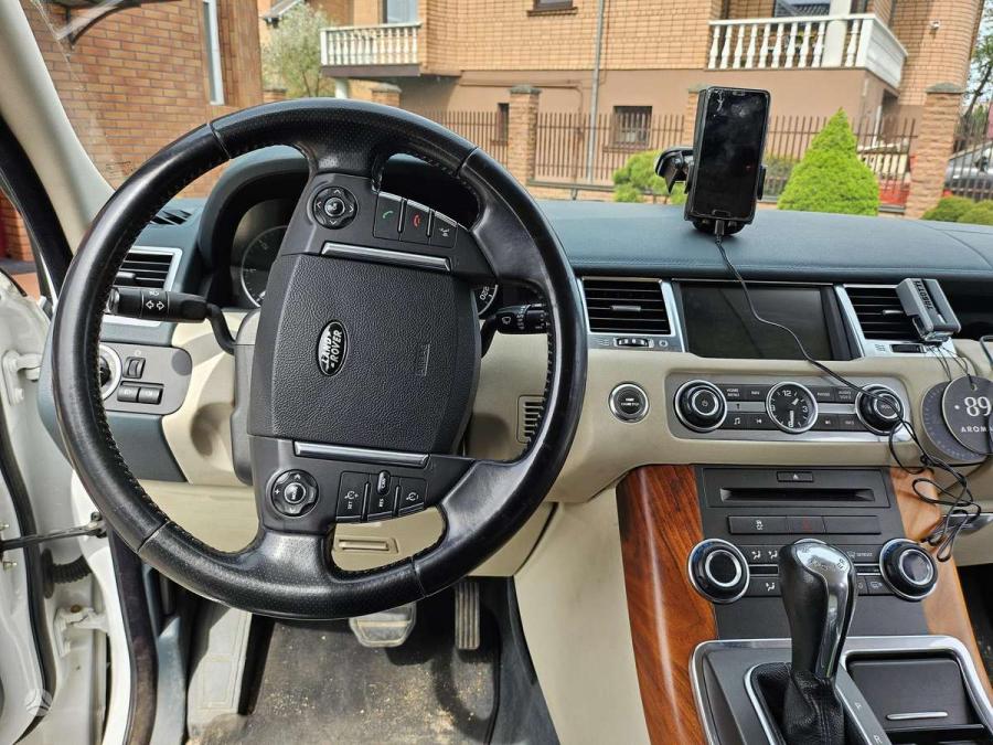 White Land Rover Range Rover Sport 2011 in Kaunas, with an engine capacity of 2.99 L and mileage of 290 thousand km for 7500 €, photo 6 on AUTOMOTO.COM.LV
