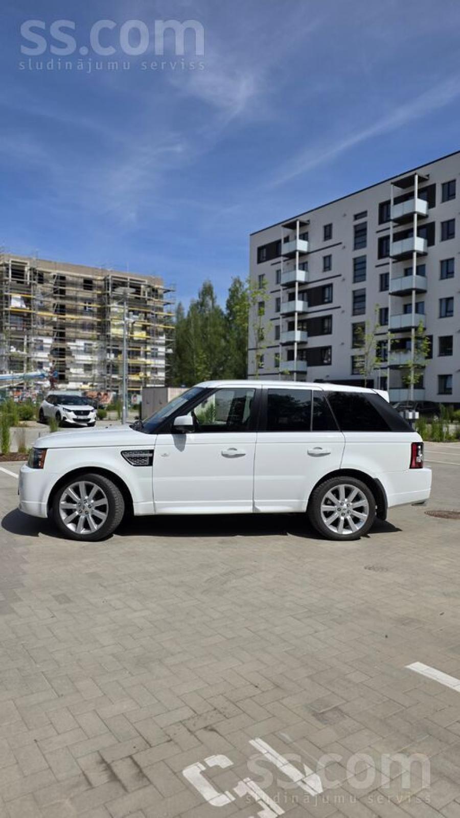 White Land Rover Range Rover Sport 2012 in Riga, with an engine capacity of 3.00 L and mileage of 248 thousand km for 10390 €, photo 3 on AUTOMOTO.COM.LV