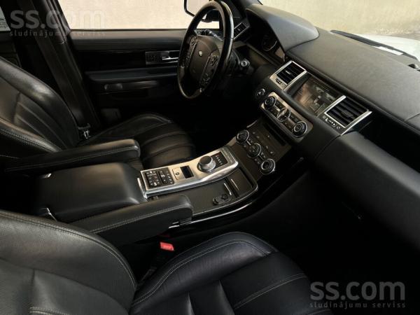 White Land Rover Range Rover Sport 2012 in Riga, with an engine capacity of 3.00 L and mileage of 160 thousand km for 10000 €, photo 3 on AUTOMOTO.COM.LV
