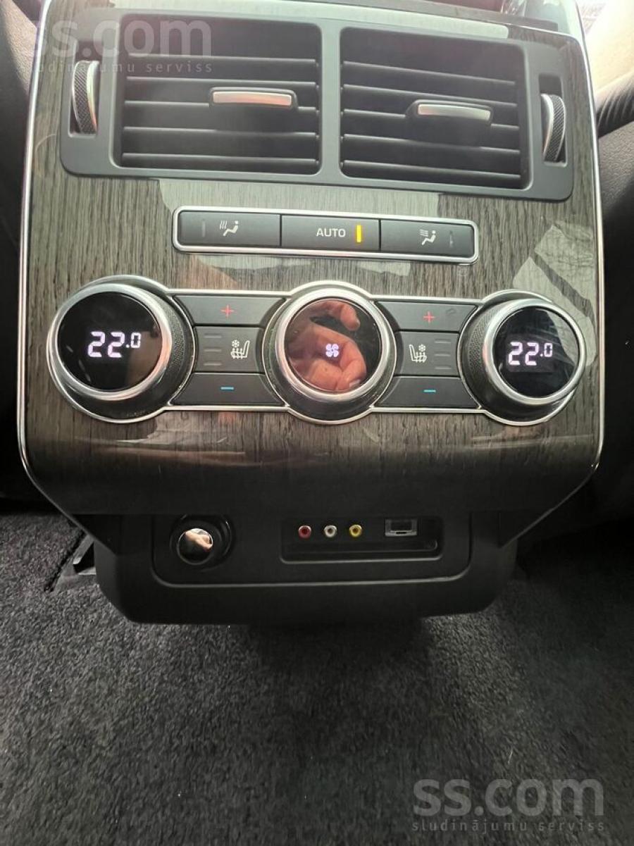 White Land Rover Range Rover Sport 2016 in Riga, with an engine capacity of 3.00 L and mileage of 142 thousand km for 31500 €, photo 15 on AUTOMOTO.COM.LV