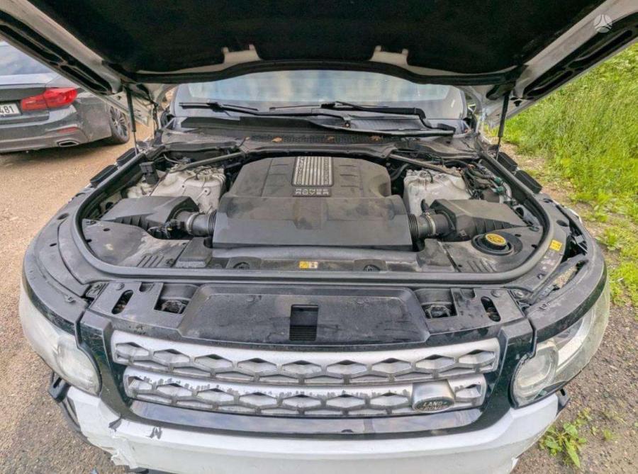 White Land Rover Range Rover Sport 2016 in Vilnius, with an engine capacity of 3.00 L and mileage of 136 thousand km for 9550 €, photo 6 on AUTOMOTO.COM.LV