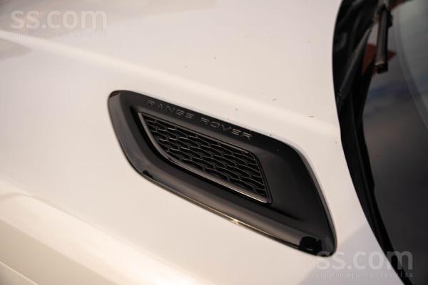 White Land Rover Range Rover Sport 2017 in Riga, with an engine capacity of 3.00 L and mileage of 231 thousand km for 19990 €, photo 3 on AUTOMOTO.COM.LV