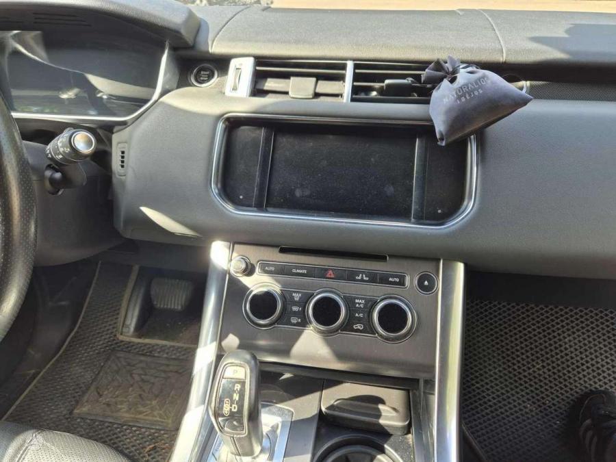 White Land Rover Range Rover Sport 2017 in Vilnius, with an engine capacity of 3.00 L and mileage of 273 thousand km for 10000 €, photo 12 on AUTOMOTO.COM.LV