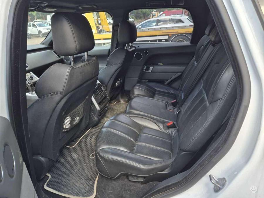 White Land Rover Range Rover Sport 2017 in Vilnius, with an engine capacity of 3.00 L and mileage of 273 thousand km for 10000 €, photo 7 on AUTOMOTO.COM.LV