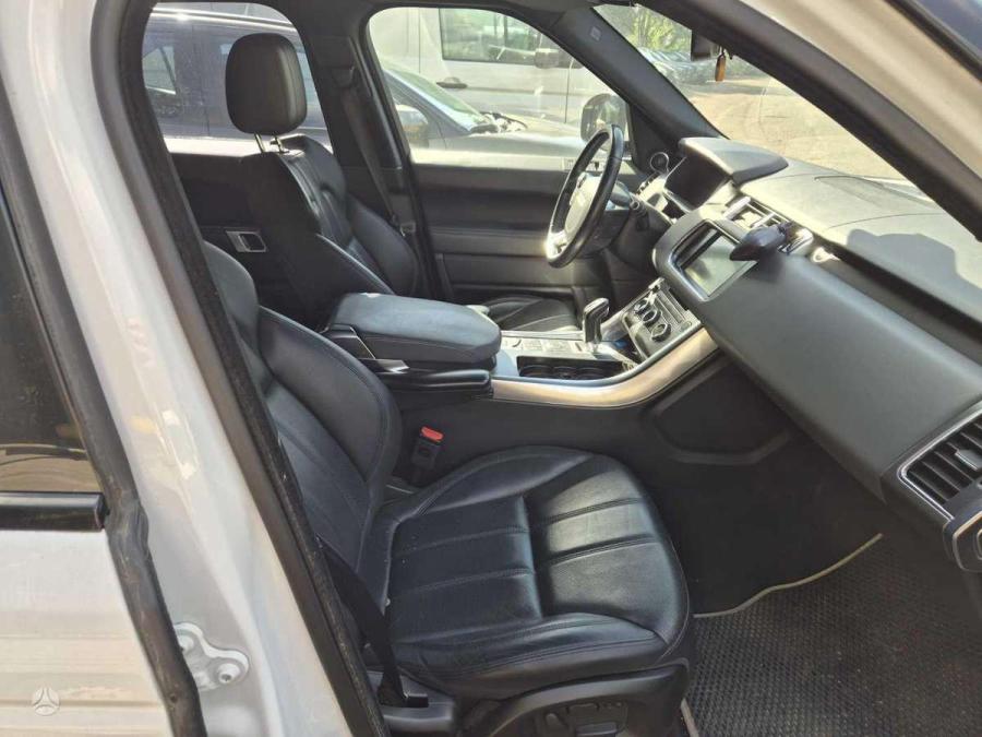 White Land Rover Range Rover Sport 2017 in Vilnius, with an engine capacity of 3.00 L and mileage of 273 thousand km for 10000 €, photo 9 on AUTOMOTO.COM.LV