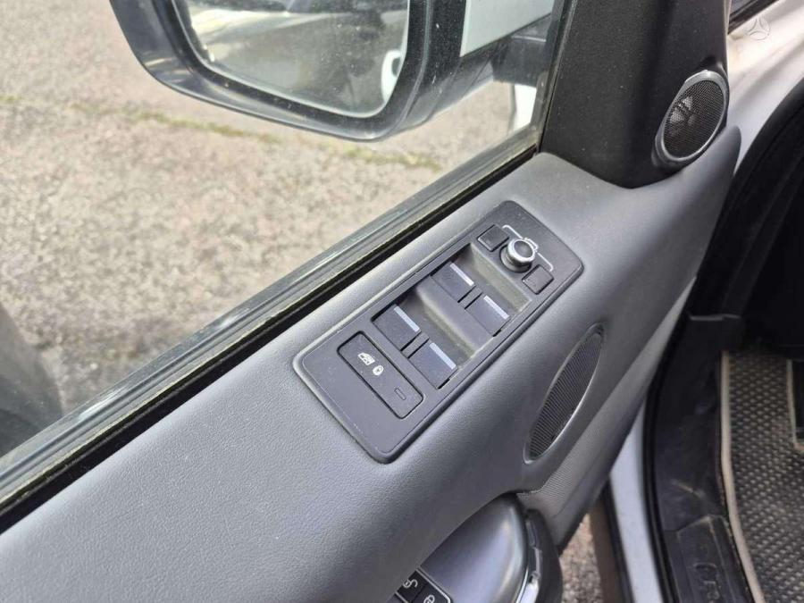 White Land Rover Range Rover Sport 2017 in Vilnius, with an engine capacity of 3.00 L and mileage of 273 thousand km for 10000 €, photo 13 on AUTOMOTO.COM.LV