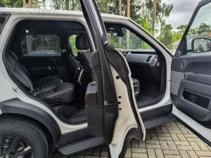 White Land Rover Range Rover Sport 2017 in Valmiera, with an engine capacity of 3.00 L and mileage of 117 thousand km for 19999 €, photo 26 on AUTOMOTO.COM.LV
