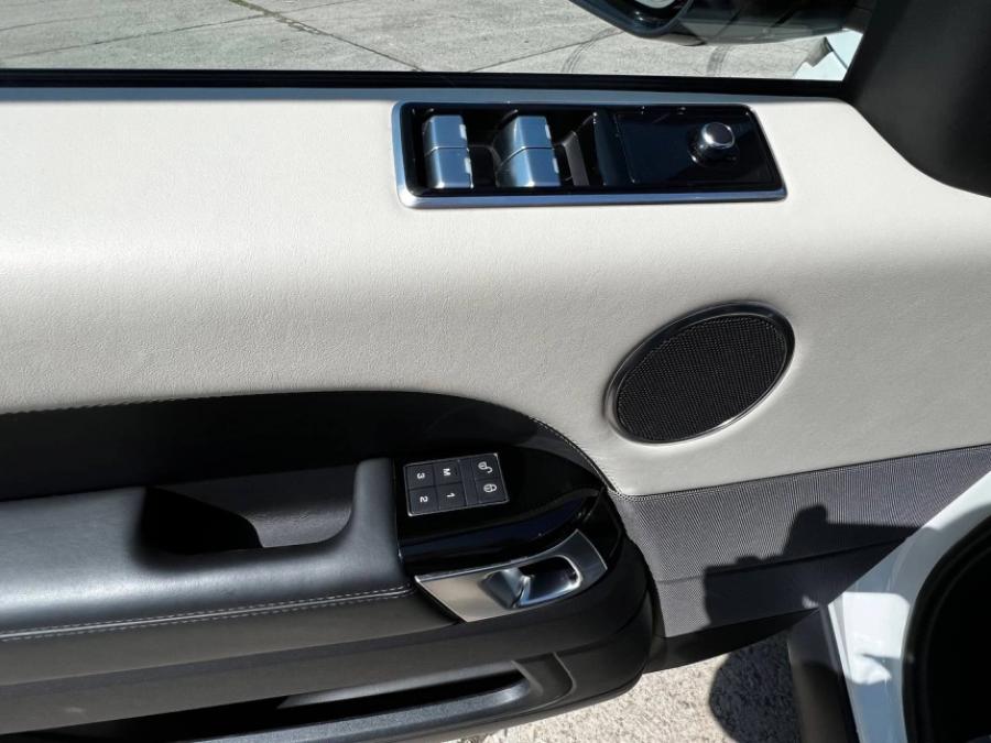 Balts Land Rover Range Rover Sport 2018 Rīga, ar dzinēja tilpumu 3.00 L un nobraukumu 99 tūkst. km par 48000 €, foto 13 vietnē AUTOMOTO.COM.LV