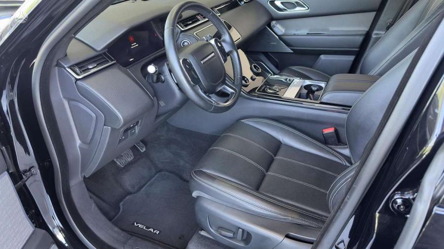 Black Land Rover Range Rover Velar 2017 in Marijampole, with an engine capacity of 2.99 L and mileage of 152 thousand km for 24999 €, photo 13 on AUTOMOTO.COM.LV