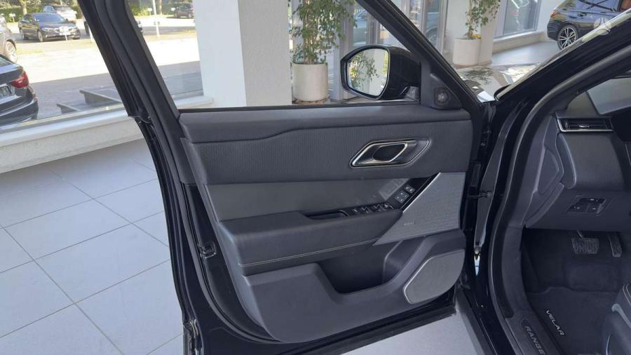 Black Land Rover Range Rover Velar 2017 in Marijampole, with an engine capacity of 2.99 L and mileage of 152 thousand km for 24999 €, photo 19 on AUTOMOTO.COM.LV