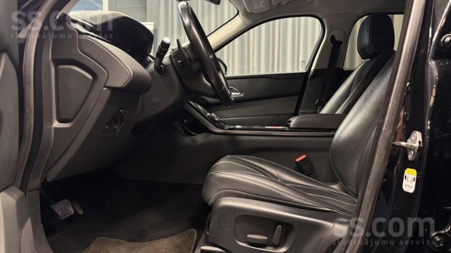 Melns Land Rover Range Rover Velar 2018 Rīga, ar dzinēja tilpumu 2.00 L un nobraukumu 196 tūkst. km par 22990 €, foto 8 vietnē AUTOMOTO.COM.LV