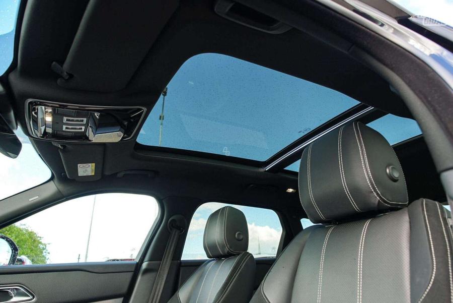Melns Land Rover Range Rover Velar 2018 Marijampole, ar dzinēja tilpumu 3.00 L un nobraukumu 150 tūkst. km par 28450 €, foto 28 vietnē AUTOMOTO.COM.LV