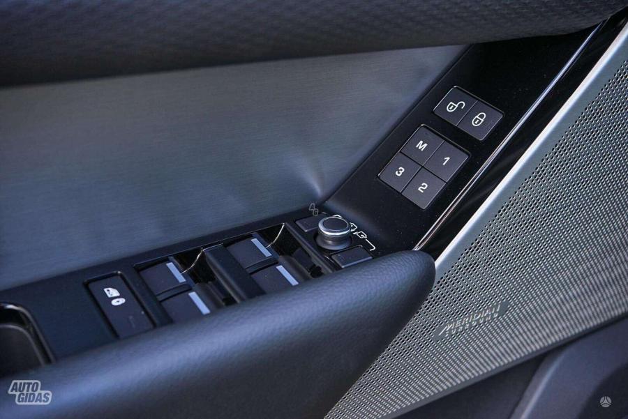 Melns Land Rover Range Rover Velar 2018 Marijampole, ar dzinēja tilpumu 3.00 L un nobraukumu 150 tūkst. km par 28450 €, foto 29 vietnē AUTOMOTO.COM.LV
