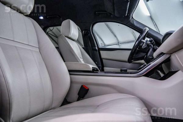Black Land Rover Range Rover Velar 2018 in Riga, with an engine capacity of 2.00 L and mileage of 192 thousand km for 23890 €, photo 10 on AUTOMOTO.COM.LV