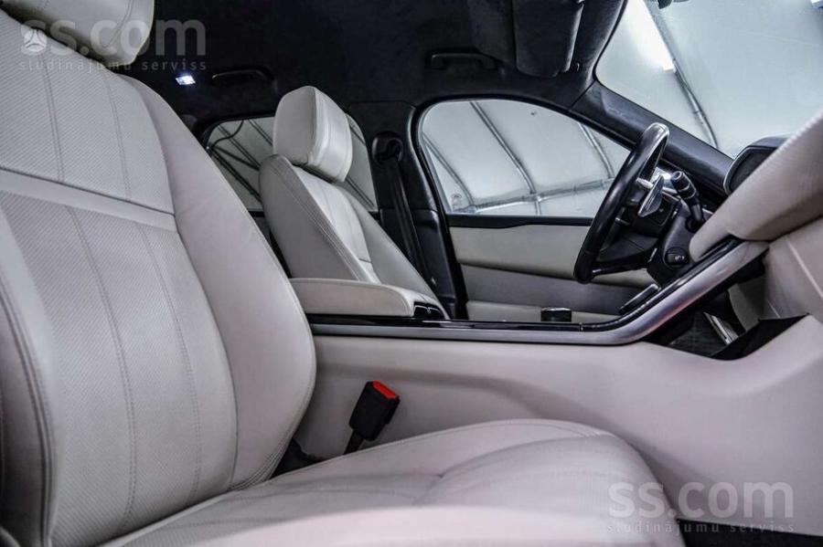 Black Land Rover Range Rover Velar 2018 in Riga, with an engine capacity of 2.00 L and mileage of 192 thousand km for 23890 €, photo 11 on AUTOMOTO.COM.LV