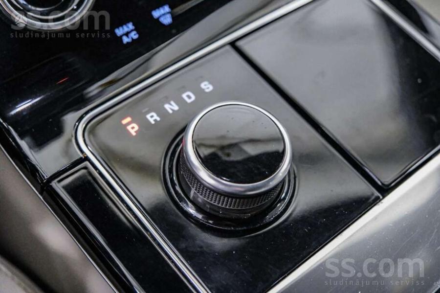 Black Land Rover Range Rover Velar 2018 in Riga, with an engine capacity of 2.00 L and mileage of 192 thousand km for 23890 €, photo 20 on AUTOMOTO.COM.LV