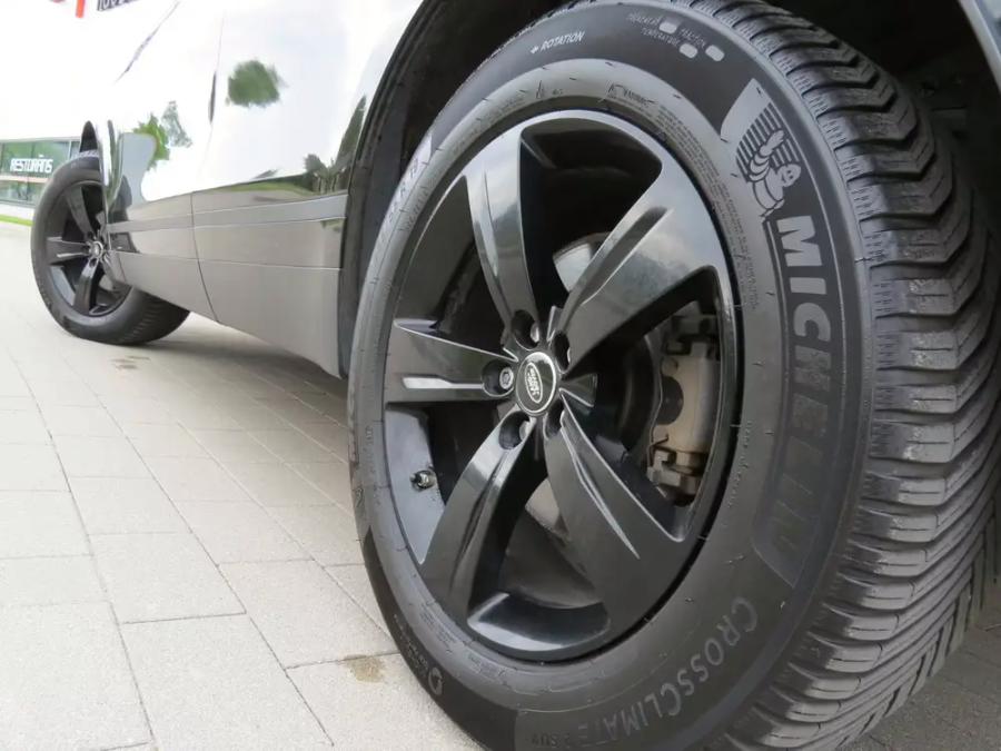 Black Land Rover Range Rover Velar 2018 in Riga, with an engine capacity of 2.00 L and mileage of 180 thousand km for 15900 €, photo 9 on AUTOMOTO.COM.LV