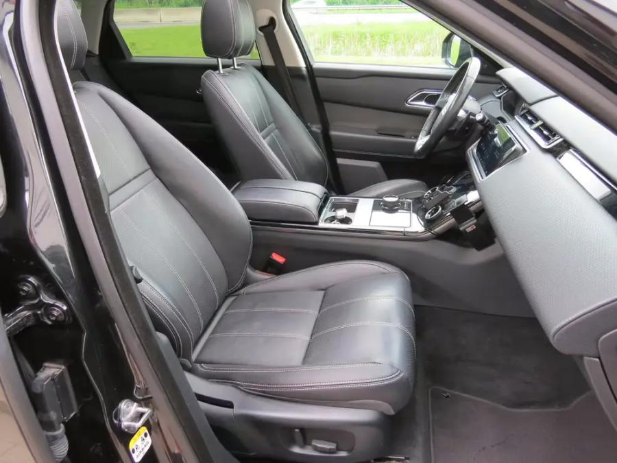 Black Land Rover Range Rover Velar 2018 in Riga, with an engine capacity of 2.00 L and mileage of 180 thousand km for 15900 €, photo 12 on AUTOMOTO.COM.LV