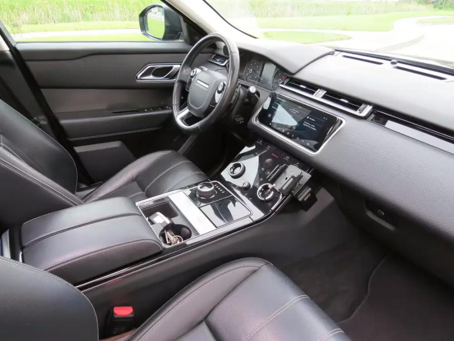 Black Land Rover Range Rover Velar 2018 in Riga, with an engine capacity of 2.00 L and mileage of 180 thousand km for 15900 €, photo 13 on AUTOMOTO.COM.LV