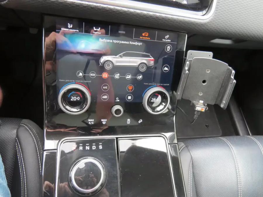 Black Land Rover Range Rover Velar 2018 in Riga, with an engine capacity of 2.00 L and mileage of 180 thousand km for 15900 €, photo 17 on AUTOMOTO.COM.LV