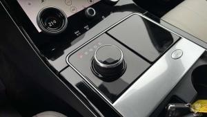 Melns Land Rover Range Rover Velar 2018 Marijampole, ar dzinēja tilpumu 2.00 L un nobraukumu 152 tūkst. km par 22290 €, foto 4 vietnē AUTOMOTO.COM.LV