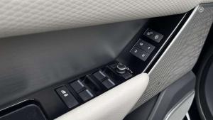 Melns Land Rover Range Rover Velar 2018 Marijampole, ar dzinēja tilpumu 2.00 L un nobraukumu 152 tūkst. km par 22290 €, foto 36 vietnē AUTOMOTO.COM.LV
