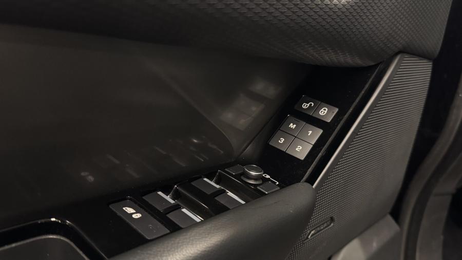 Melns Land Rover Range Rover Velar 2018 Rīga, ar dzinēja tilpumu 2.00 L un nobraukumu 197 tūkst. km par 22990 €, foto 10 vietnē AUTOMOTO.COM.LV