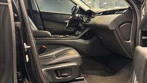 Melns Land Rover Range Rover Velar 2018 Rīga, ar dzinēja tilpumu 2.00 L un nobraukumu 197 tūkst. km par 22990 €, foto 11 vietnē AUTOMOTO.COM.LV