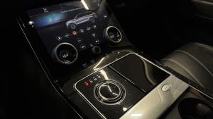 Melns Land Rover Range Rover Velar 2018 Rīga, ar dzinēja tilpumu 2.00 L un nobraukumu 197 tūkst. km par 22990 €, foto 16 vietnē AUTOMOTO.COM.LV
