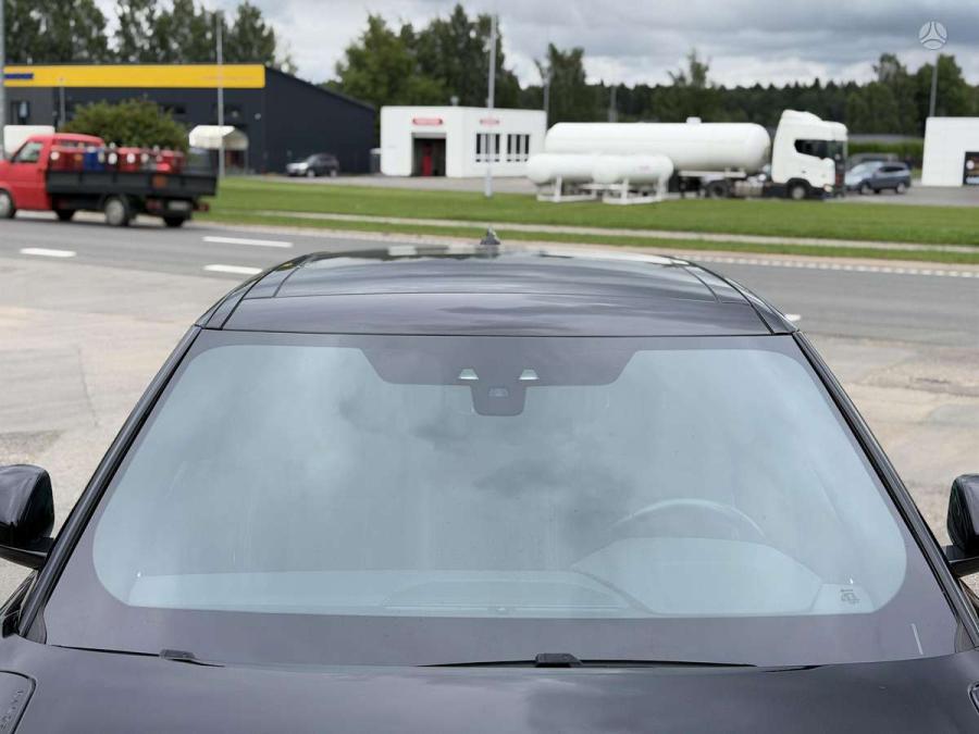 Melns Land Rover Range Rover Velar 2018 Tauragė, ar dzinēja tilpumu 2.00 L un nobraukumu 60 tūkst. km par 24999 €, foto 7 vietnē AUTOMOTO.COM.LV