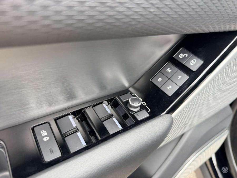 Melns Land Rover Range Rover Velar 2018 Tauragė, ar dzinēja tilpumu 2.00 L un nobraukumu 60 tūkst. km par 24999 €, foto 21 vietnē AUTOMOTO.COM.LV