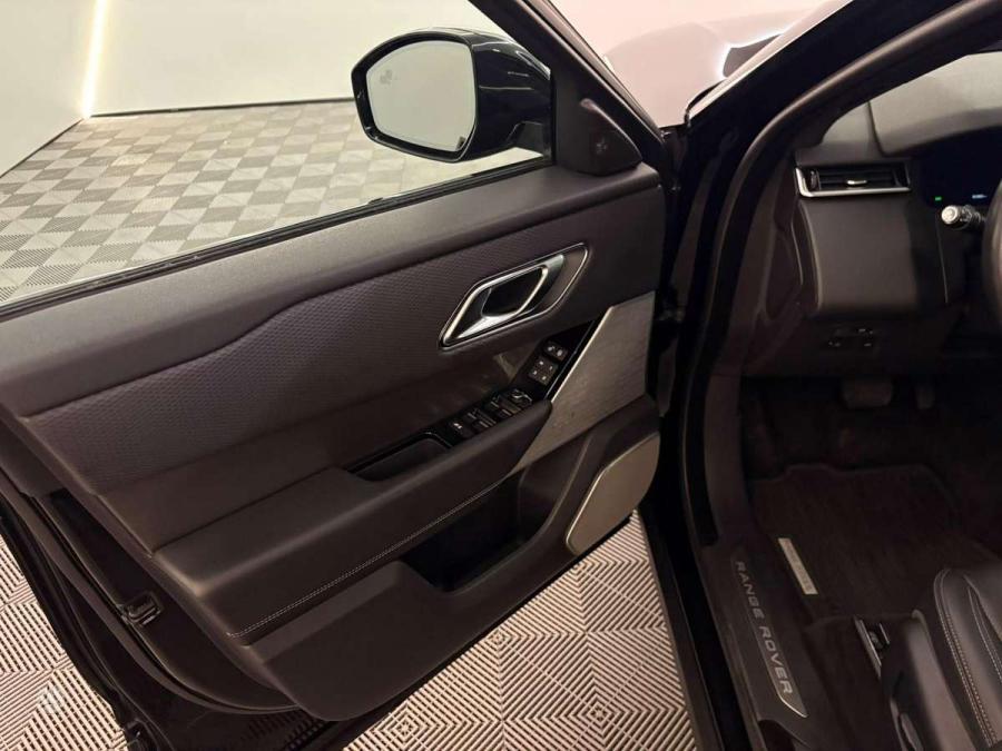 Melns Land Rover Range Rover Velar 2018 Marijampole, ar dzinēja tilpumu 2.99 L un nobraukumu 162 tūkst. km par 23999 €, foto 24 vietnē AUTOMOTO.COM.LV