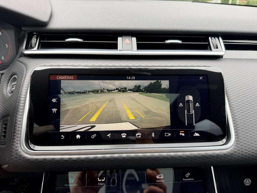 Melns Land Rover Range Rover Velar 2018 Tauragė, ar dzinēja tilpumu 2.00 L un nobraukumu 60 tūkst. km par 24499 €, foto 26 vietnē AUTOMOTO.COM.LV