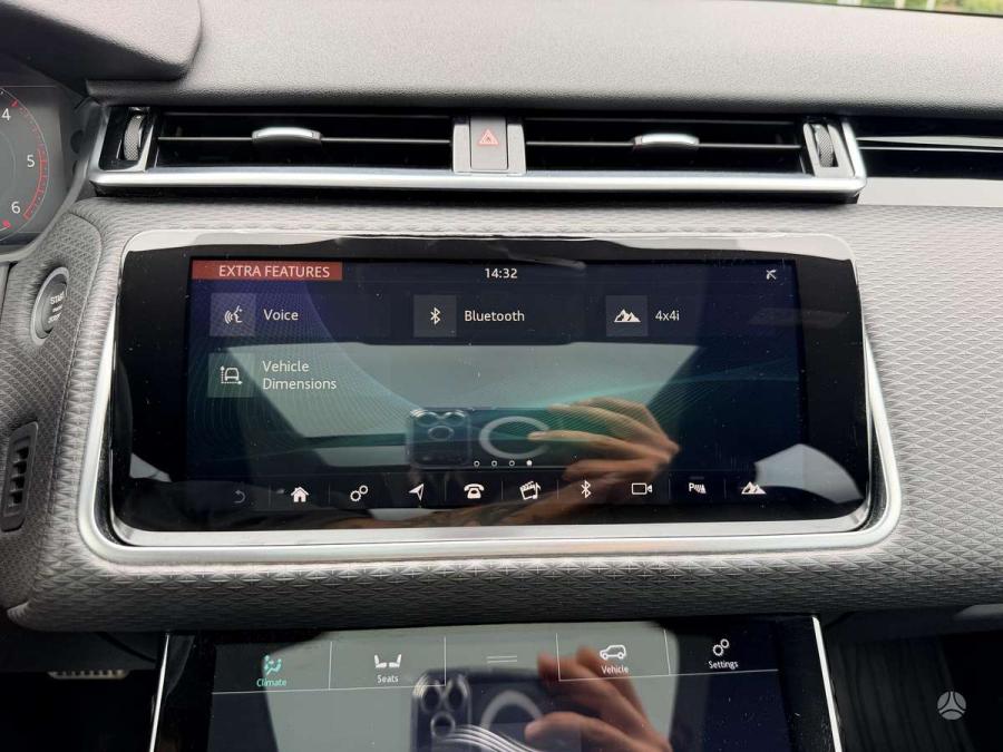 Melns Land Rover Range Rover Velar 2018 Tauragė, ar dzinēja tilpumu 2.00 L un nobraukumu 60 tūkst. km par 24499 €, foto 29 vietnē AUTOMOTO.COM.LV