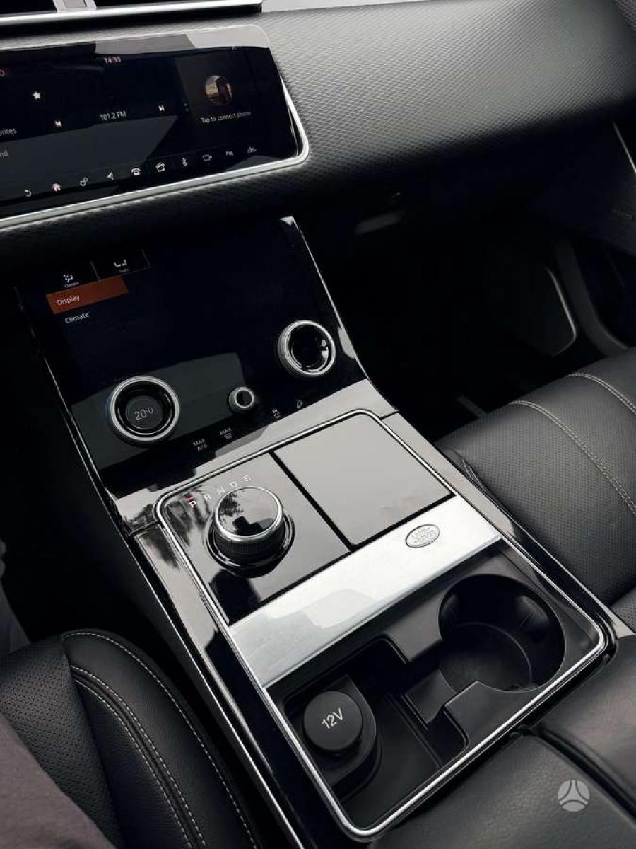 Melns Land Rover Range Rover Velar 2018 Tauragė, ar dzinēja tilpumu 2.00 L un nobraukumu 60 tūkst. km par 24499 €, foto 32 vietnē AUTOMOTO.COM.LV