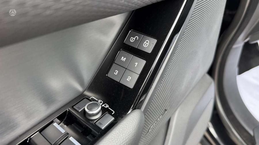 Melns Land Rover Range Rover Velar 2018 Telšiai, ar dzinēja tilpumu 2.00 L un nobraukumu 158 tūkst. km par 19800 €, foto 59 vietnē AUTOMOTO.COM.LV