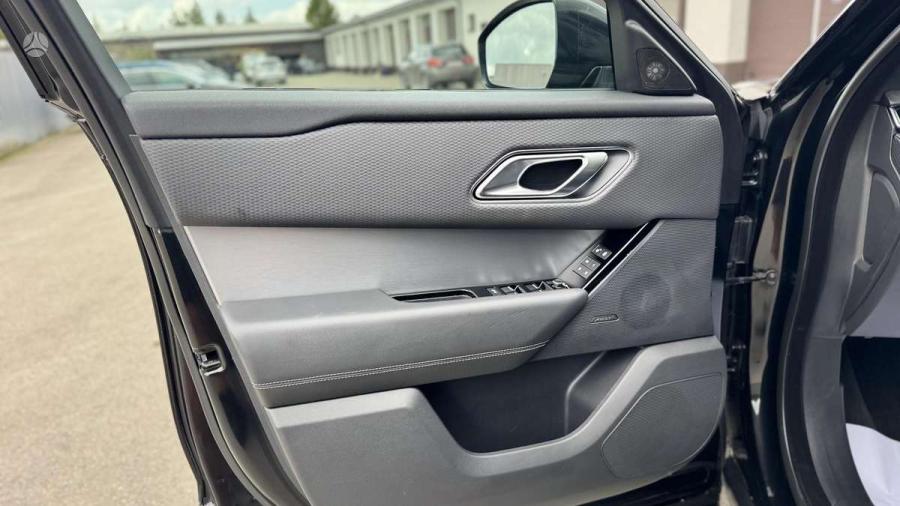 Melns Land Rover Range Rover Velar 2018 Telšiai, ar dzinēja tilpumu 2.00 L un nobraukumu 158 tūkst. km par 19800 €, foto 58 vietnē AUTOMOTO.COM.LV