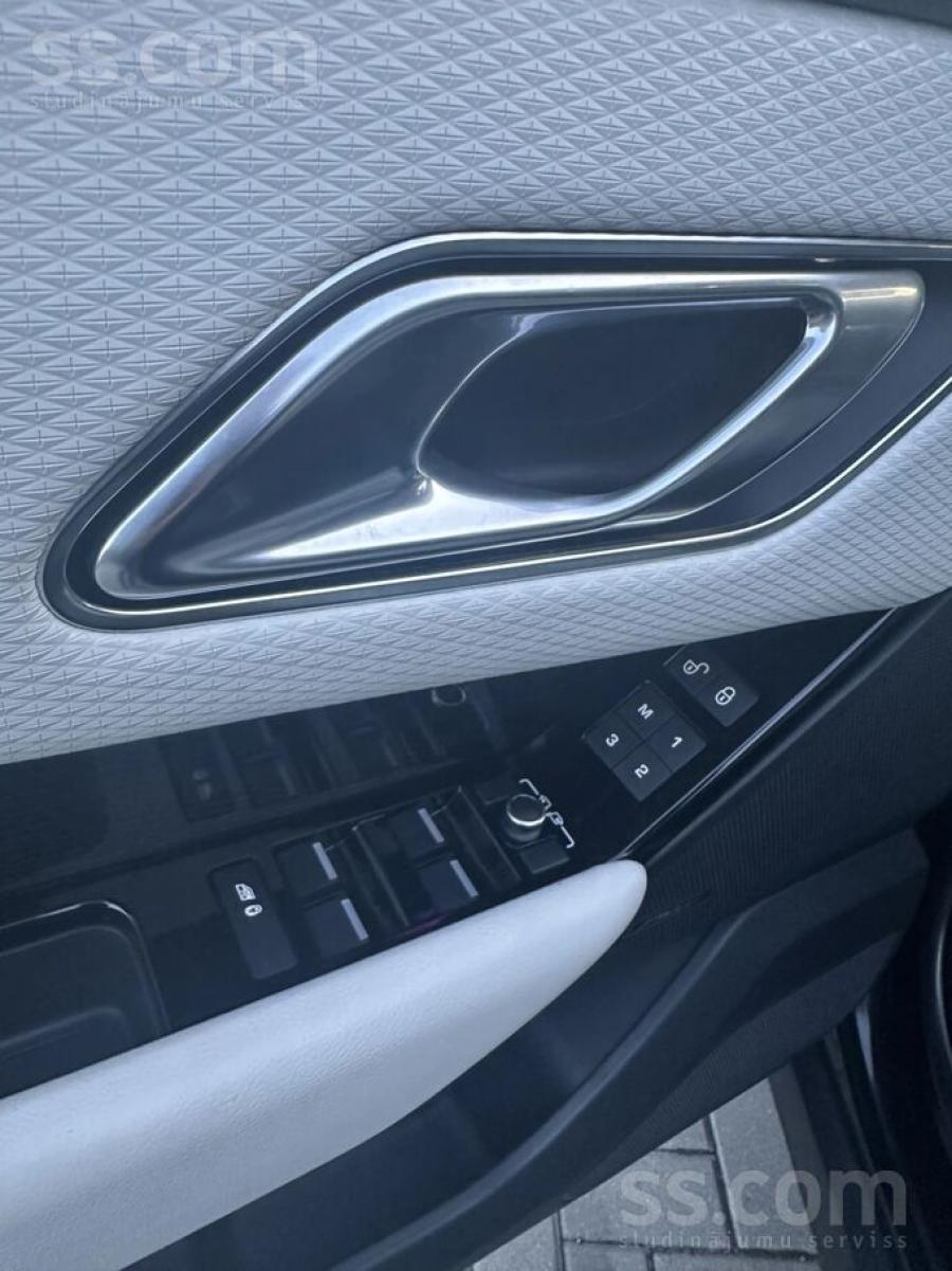 Black Land Rover Range Rover Velar 2018 in Liepaja, with an engine capacity of 2.00 L and mileage of 113 thousand km for 26000 €, photo 10 on AUTOMOTO.COM.LV