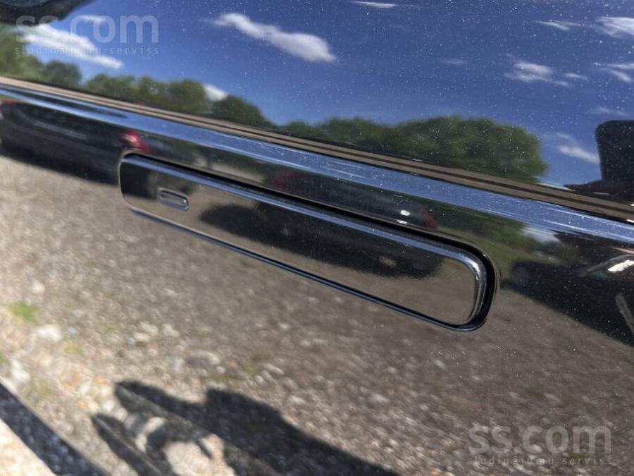 Black Land Rover Range Rover Velar 2019 in Limbazi, with an engine capacity of 2.00 L and mileage of 166 thousand km for 24550 €, photo 33 on AUTOMOTO.COM.LV