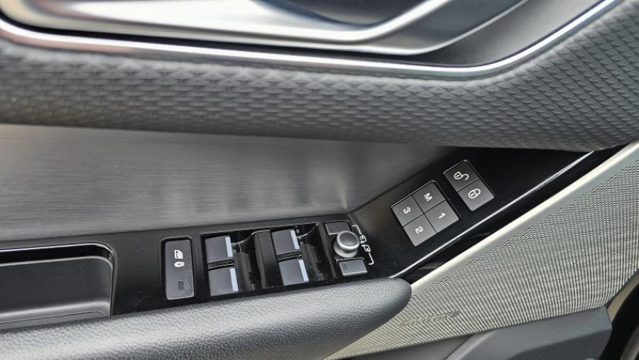 Melns Land Rover Range Rover Velar 2019 Rīga, ar dzinēja tilpumu 2.00 L un nobraukumu 162 tūkst. km par 29500 €, foto 28 vietnē AUTOMOTO.COM.LV