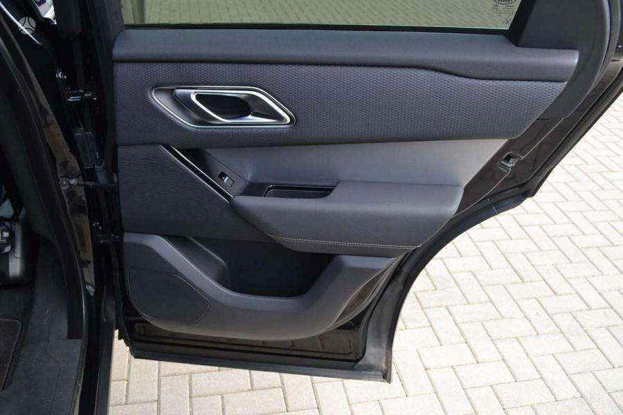 Melns Land Rover Range Rover Velar 2019 Viļņa, ar dzinēja tilpumu 2.00 L un nobraukumu 148 tūkst. km par 20000 €, foto 24 vietnē AUTOMOTO.COM.LV