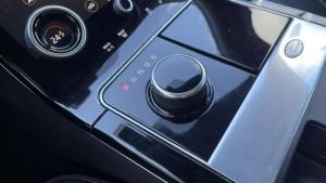 Melns Land Rover Range Rover Velar 2019 Marijampole, ar dzinēja tilpumu 2.00 L un nobraukumu 149 tūkst. km par 19990 €, foto 27 vietnē AUTOMOTO.COM.LV