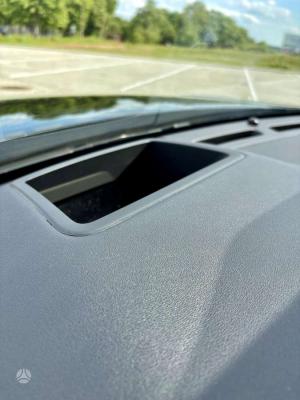 Black Land Rover Range Rover Velar 2019 in Taurage, with an engine capacity of 2.00 L and mileage of 140 thousand km for 21900 €, photo 19 on AUTOMOTO.COM.LV