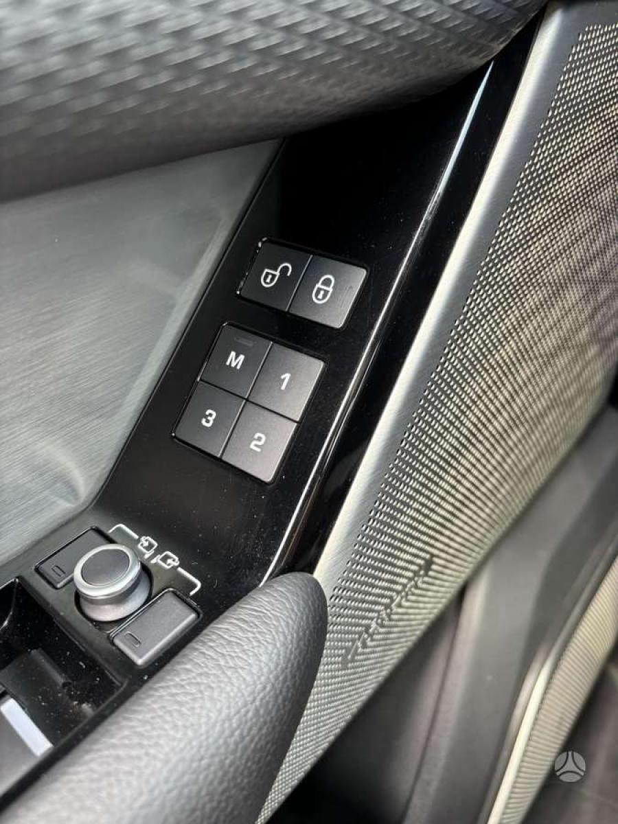 Black Land Rover Range Rover Velar 2019 in Taurage, with an engine capacity of 2.00 L and mileage of 140 thousand km for 21900 €, photo 29 on AUTOMOTO.COM.LV