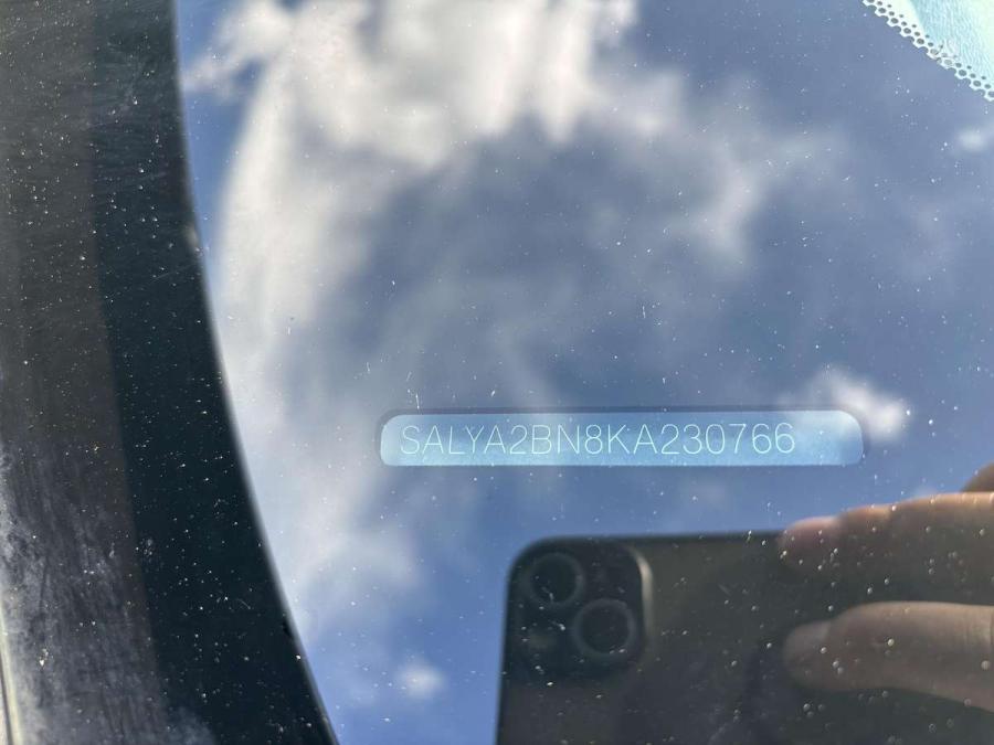 Black Land Rover Range Rover Velar 2019 in Taurage, with an engine capacity of 2.00 L and mileage of 140 thousand km for 21900 €, photo 33 on AUTOMOTO.COM.LV